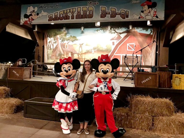 Conheça o Mickey’s Backyard BBQ, o churrasco do Mickey - Pelo Mundo Disney